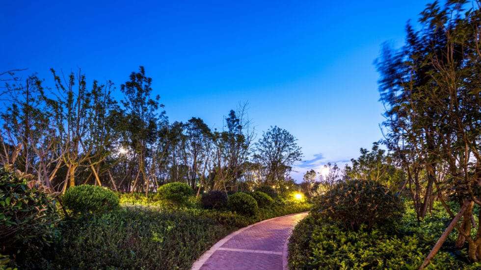 10 Specific Benefits of Apartment Complex Landscaping and Greenery ...